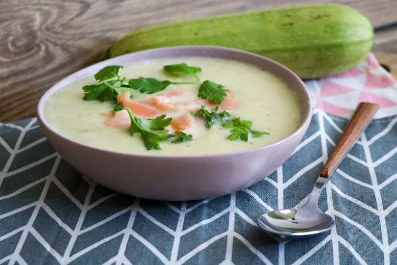 Zucchini cream nga sabaw nga adunay salmon