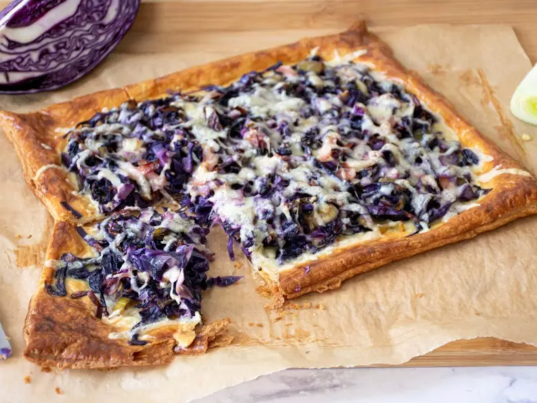 Quiche aza gorriarekin eta porruarekin