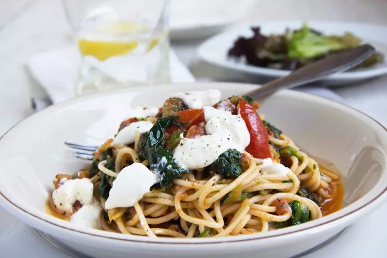 Spaghetti ກັບຜັກຫົມ, ເນີຍແຂງ feta ແລະຫມາກເລັ່ນ