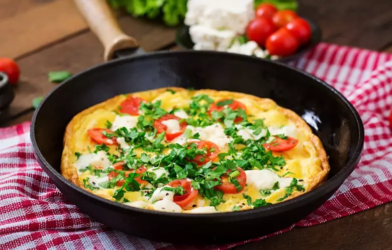 Tortilla con tomate y queso feta