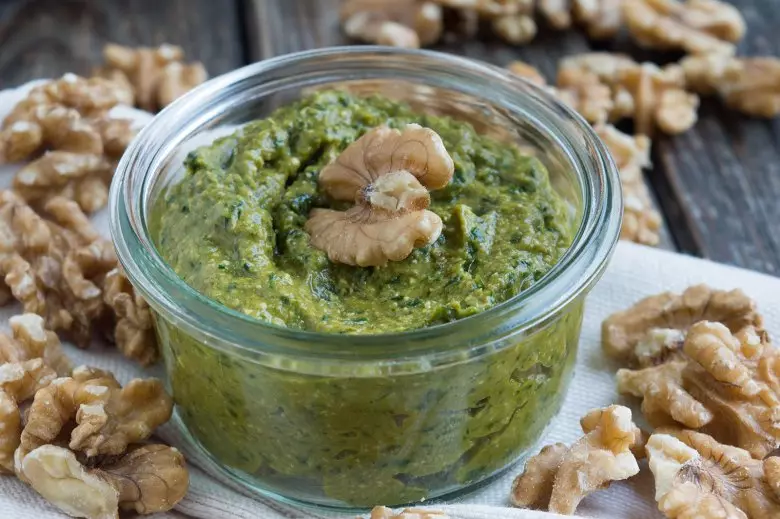 Walnut pesto nrog foob pob ua ntxaij