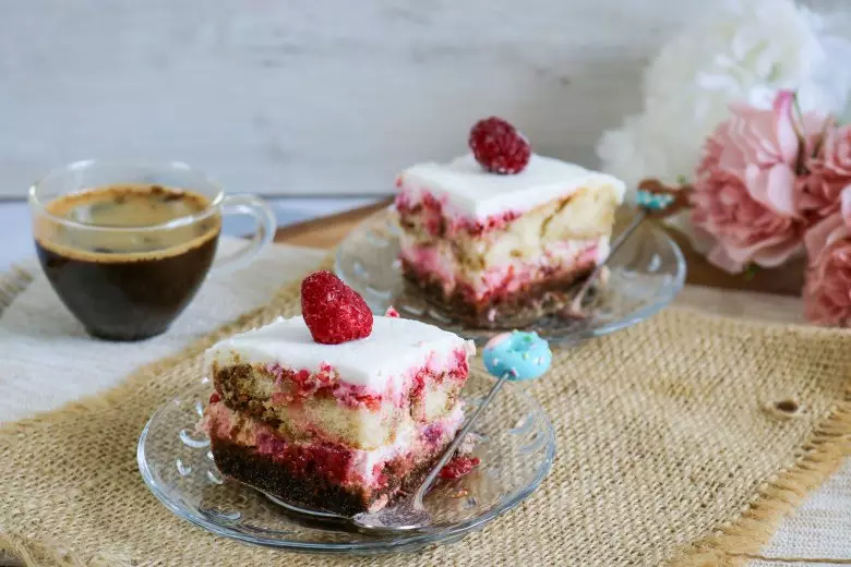 ကြက်ဥနှင့် အရက်မပါဘဲ Raspberry tiramisu