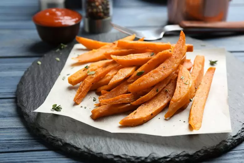 Patate dolci con erbe aromatiche al forno