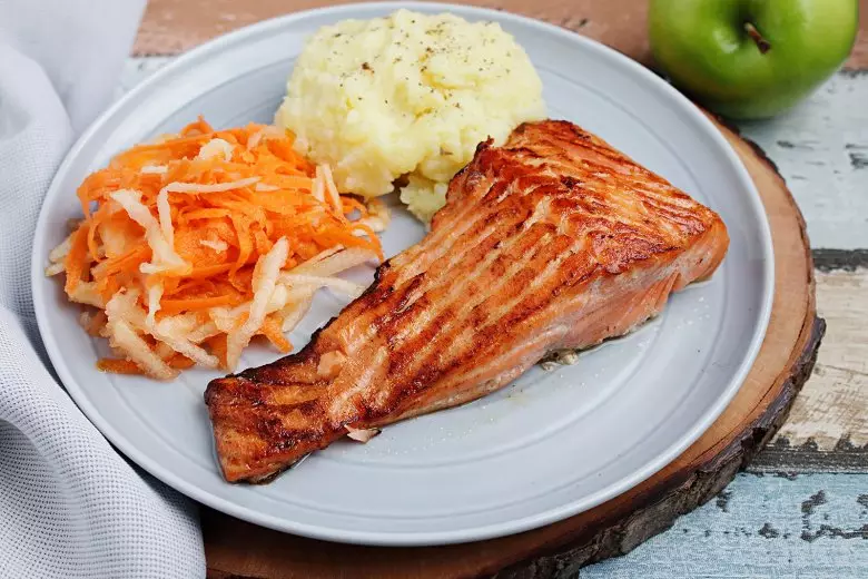 Saumon teriyaki avec purée de pommes de terre et salade de carottes