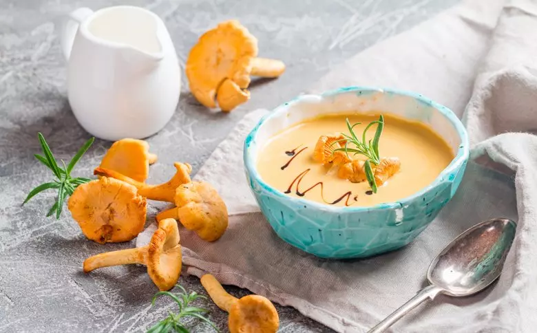 Yon soup krèm chanterelle se yon bagay espesyal.