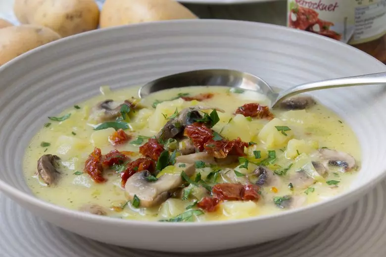 Vegansk potetsuppe med sopp og soltørkede tomater