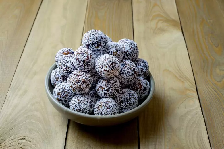 Bolas energéticas con mazapán y frutos secos