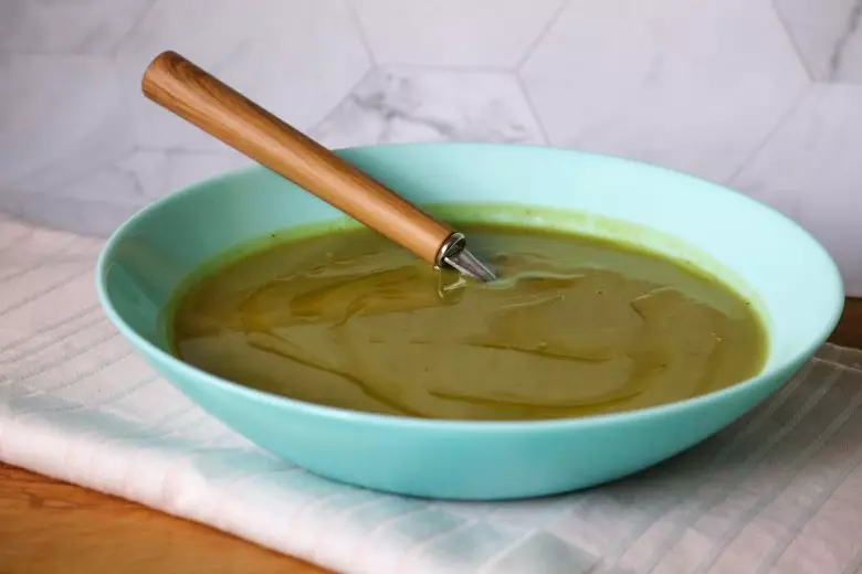 Vegan broccoli cream soup with white beans