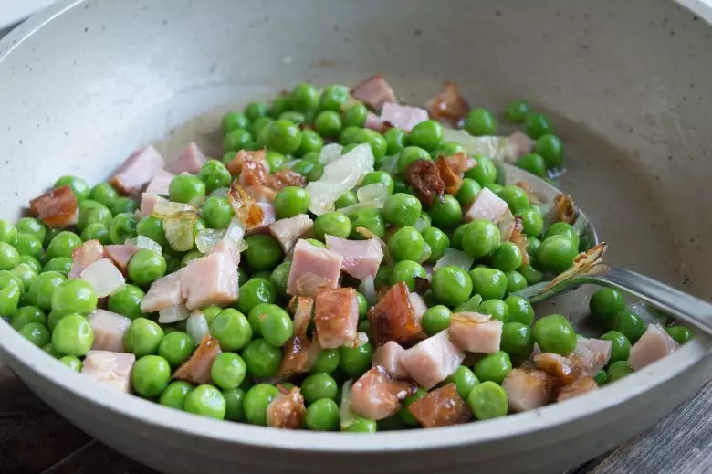 guisantes con tocino