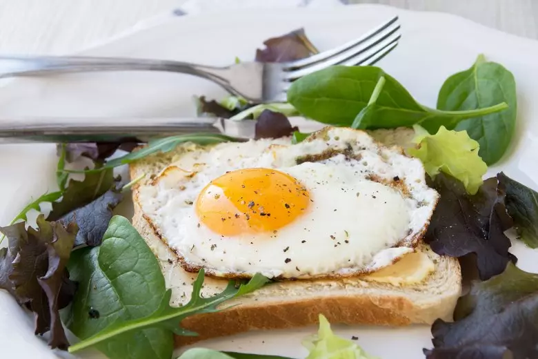 Kızarmış yumurtalı tost