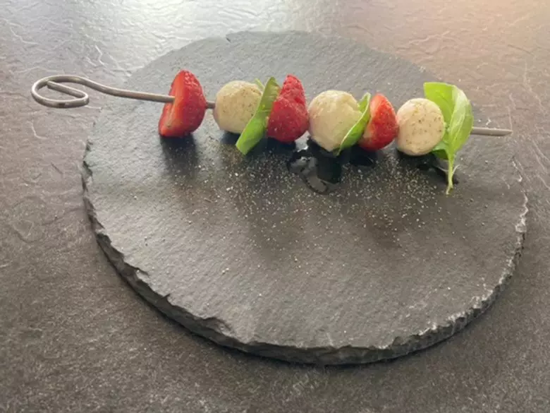 Mozzarella ແລະ strawberry skewers ກັບ basil