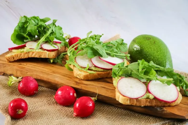 Sandwich vegan cu ridichi cu avocado