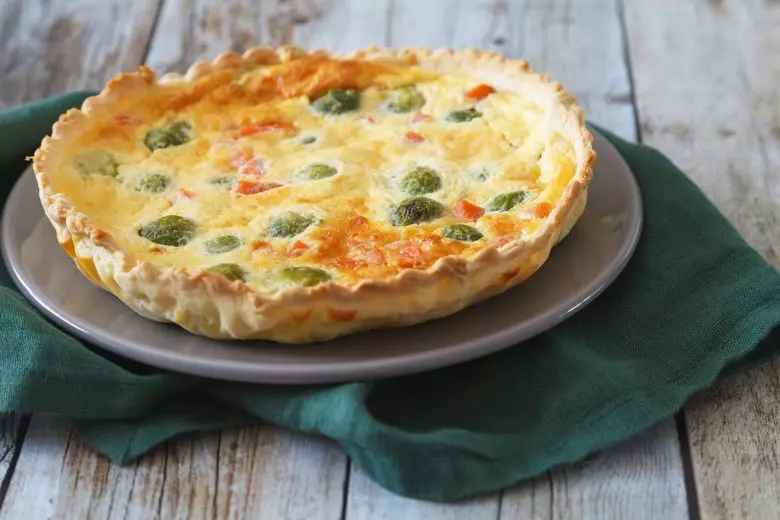 Лашкаҳои Брюссел quiche бо ветчина лосос