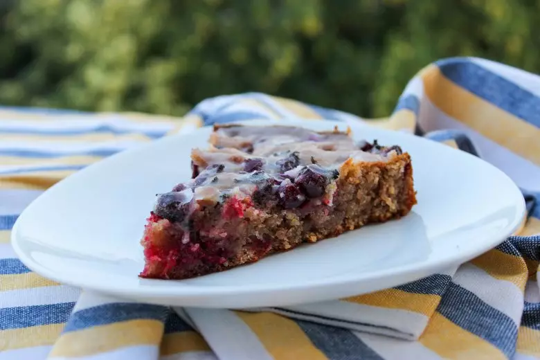 Gâteau aux groseilles et aux noix