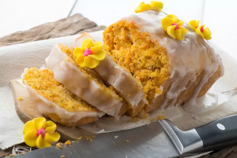 Gâteau aux carottes avec glaçage aux cerises