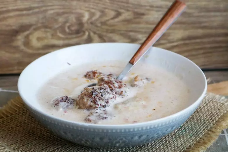 Sopa rápida de alho-poró com almôndegas