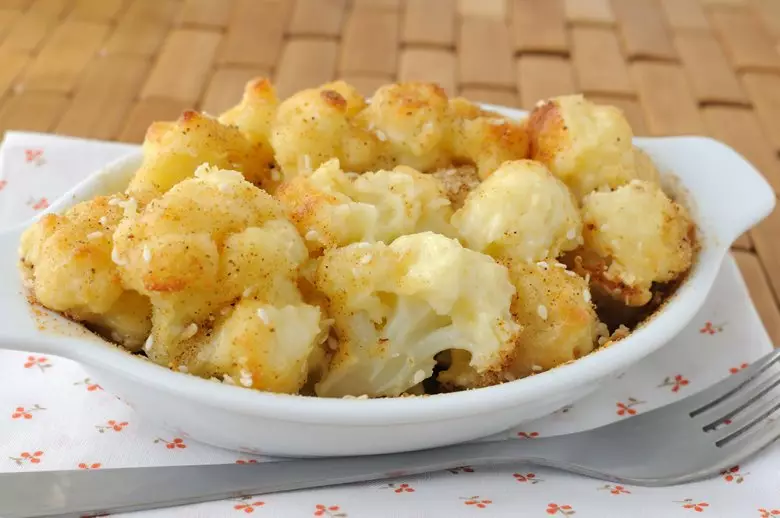 La coliflor al forn és un guarniment saludable per a plats de carn.