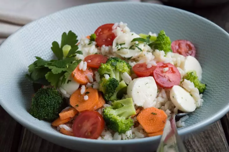 Saladi iresi pẹlu broccoli ati awọn tomati