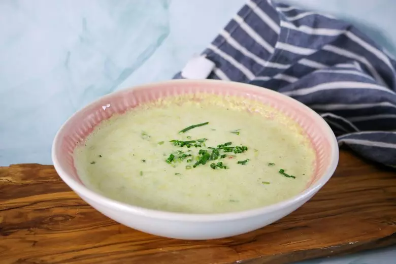 Sopa de coles de bruselas con leche de coco