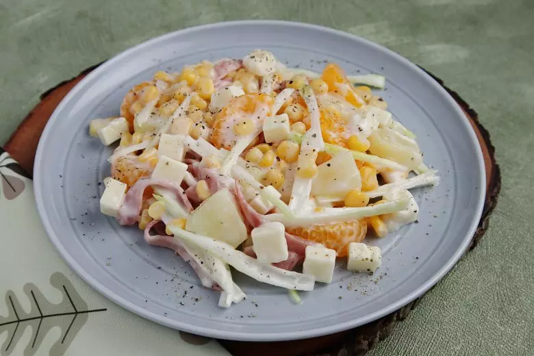 Salada de alho-poró com queijo